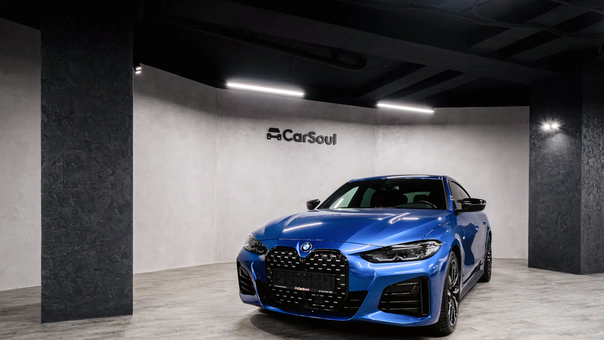 Moderní showroom CarSoul Praha s betonovými stěrkami KABE